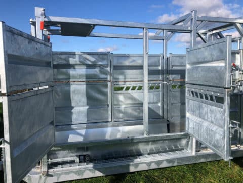 Mobile Cattle Crate with Automatic Yoke - Ritchie